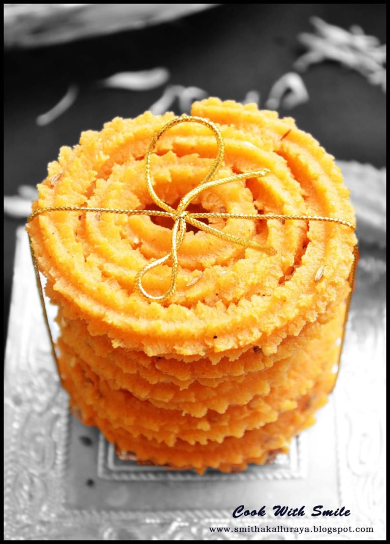 EASY RAVA CHAKKULI / MURUKKU / CHAKLI RECIPE | Cook With Smile