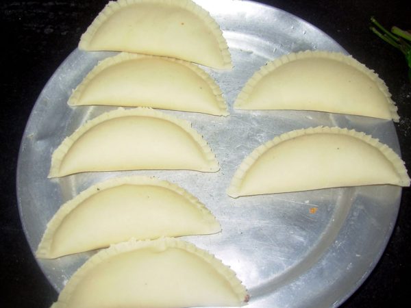 KARJIKAI / KARIGADABU / KAJJIKAYALU / SWEET SOMAS / KARANJI RECIPE ...