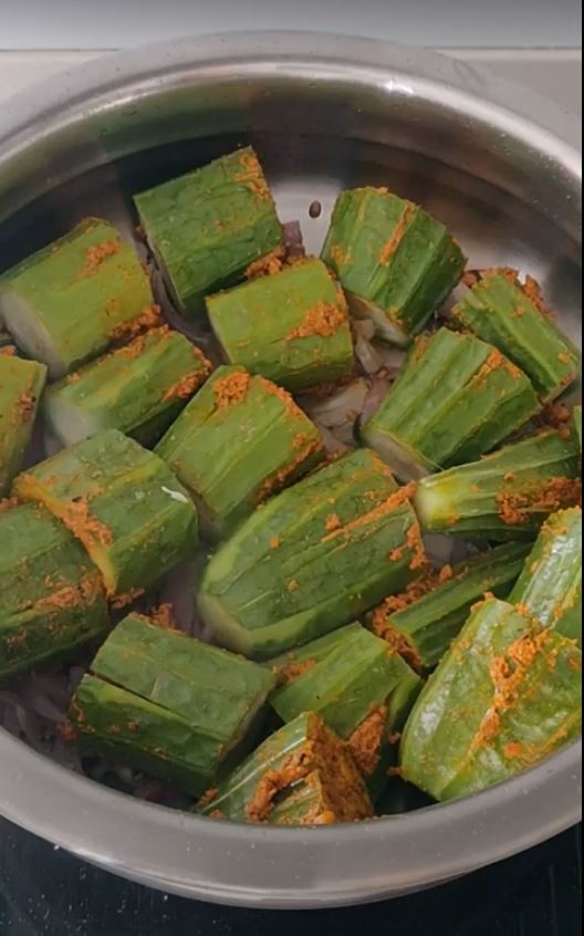 STUFFED RIDGE GOURD / HEEREKAI ENNEGAI ( ENNEGAYI ) / BHARWA TURAI Recipe