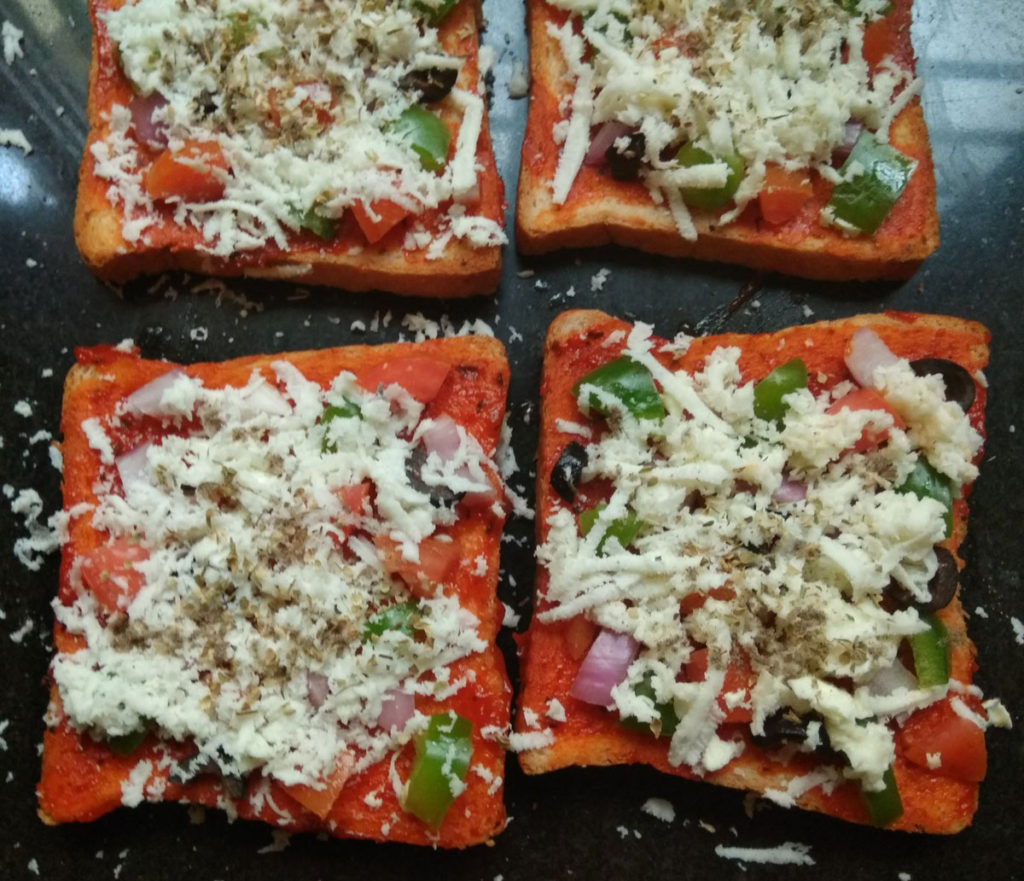 BREAD PIZZA RECIPE / EASY VEG BREAD PIZZA RECIPE - STOVE TOP AND OVEN ...