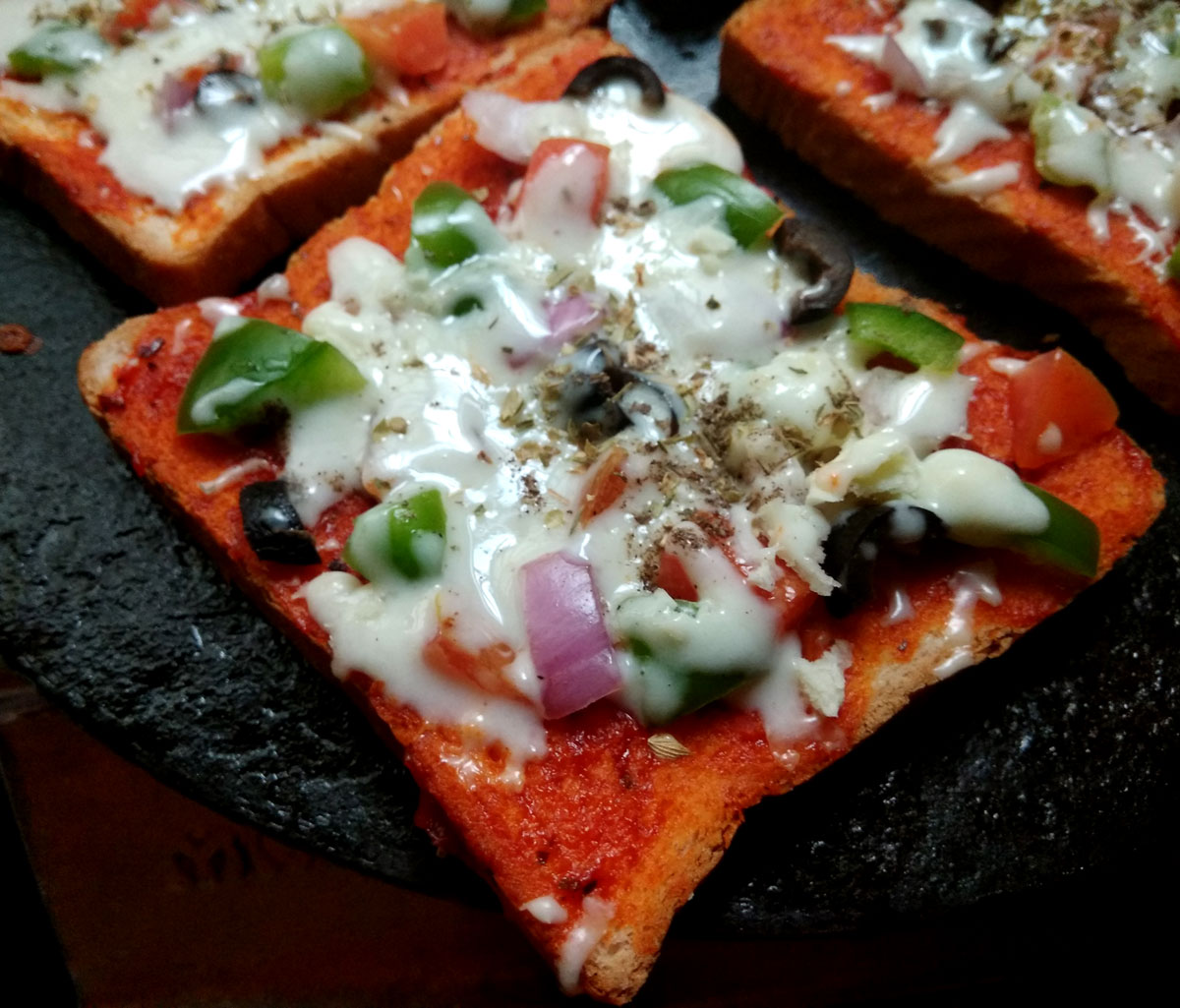 BREAD PIZZA RECIPE / EASY VEG BREAD PIZZA RECIPE - STOVE TOP AND OVEN ...