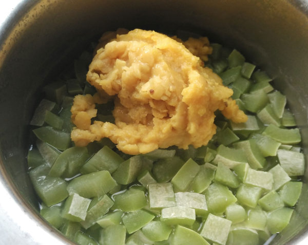 SNAKE GOURD KOOTU / PADAVALAKAI ( PUDALANGAI ) KOOTU - Cook with Smile