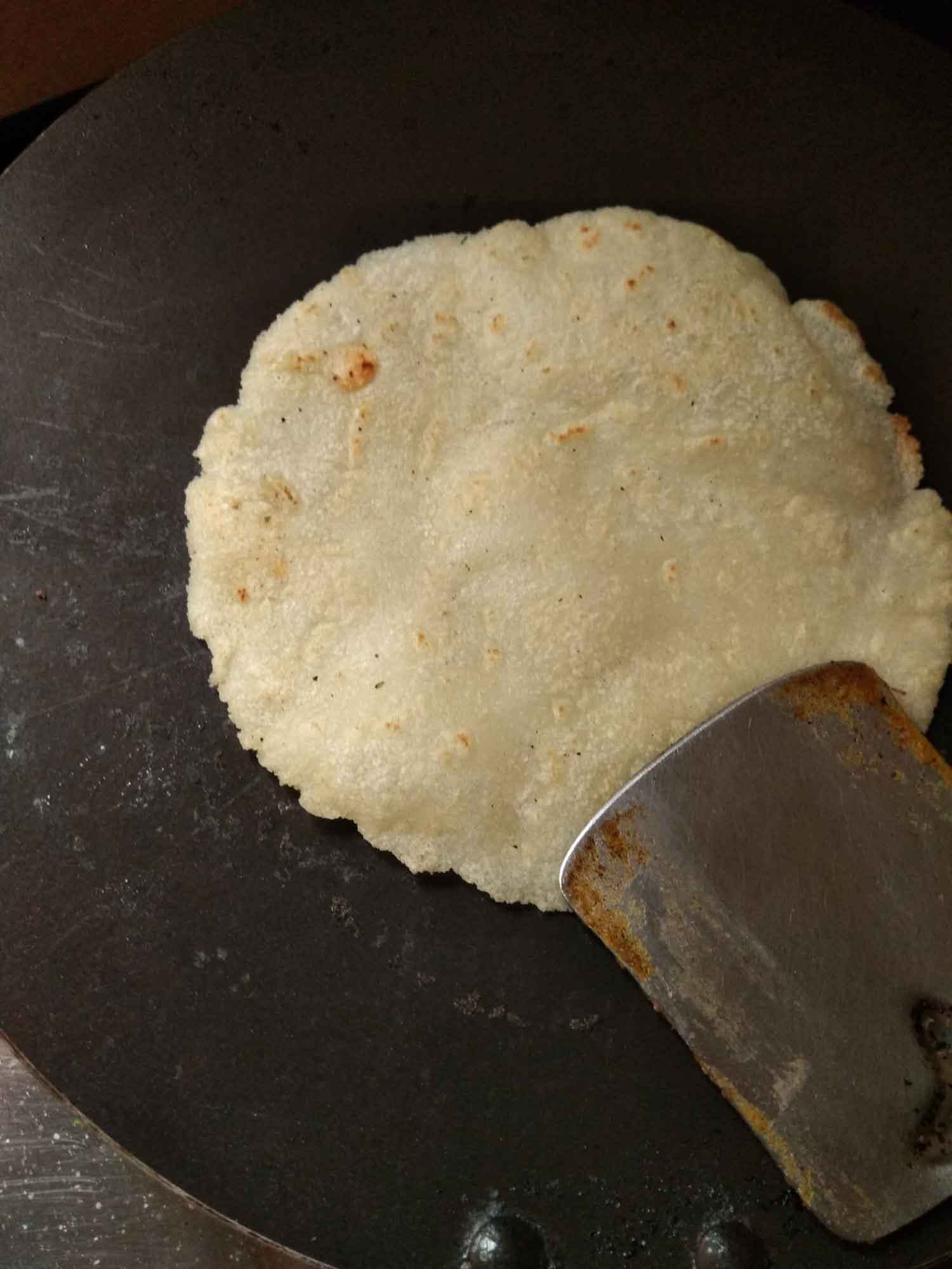 RAVA BHAKRI RECIPE / CHIROTI RAVA ROTI / SOOJI ROTI RECIPE - Cook with ...