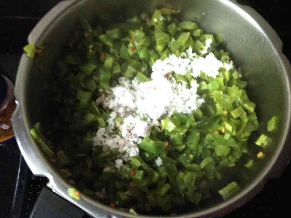 SNAKE GOURD STIR FRY RECIPE / PADAVALAKAI PALYA / PUDALANGAI PORIYAL ...