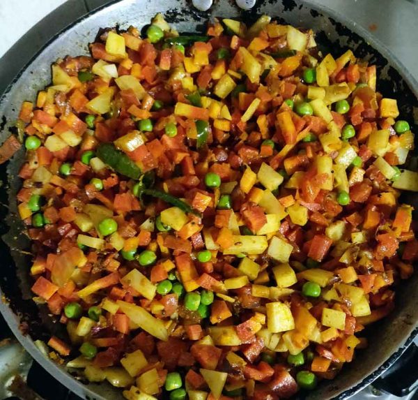 GAJAR MATAR SABZI RECIPE / INDIAN CARROT PEAS SABJI - Cook with Smile