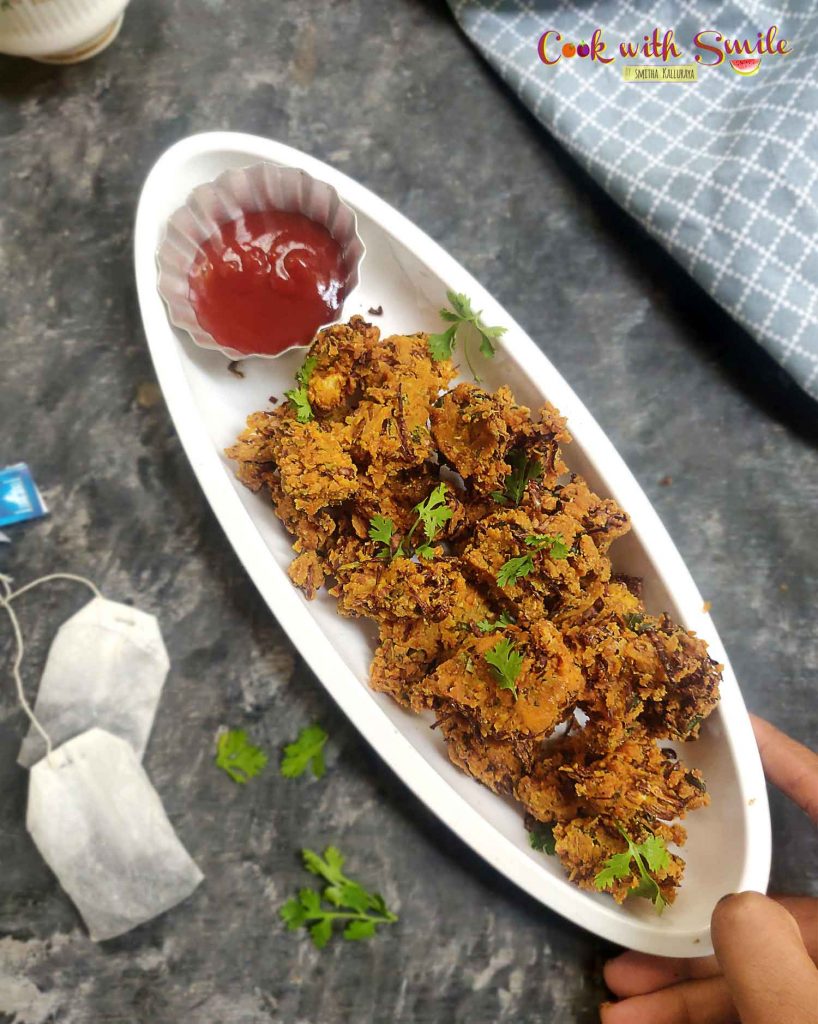 CABBAGE PAKODA RECIPE / CABBAGE PAKORA - Cook with Smile