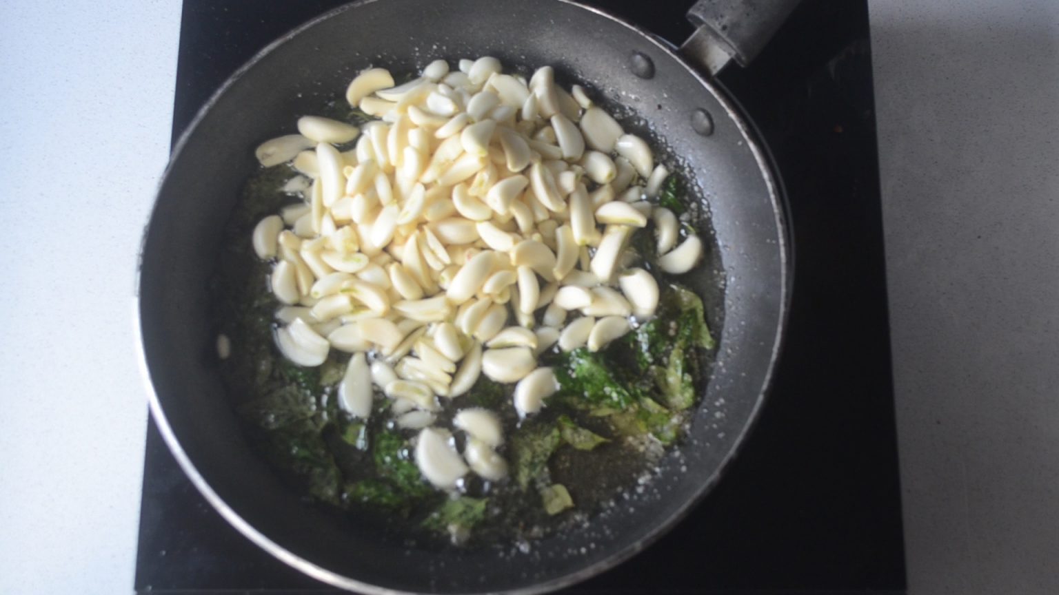 GARLIC PICKLE RECIPE | BELLULI UPPINAKAYI | LAHSUN KA ACHAR - Cook with ...