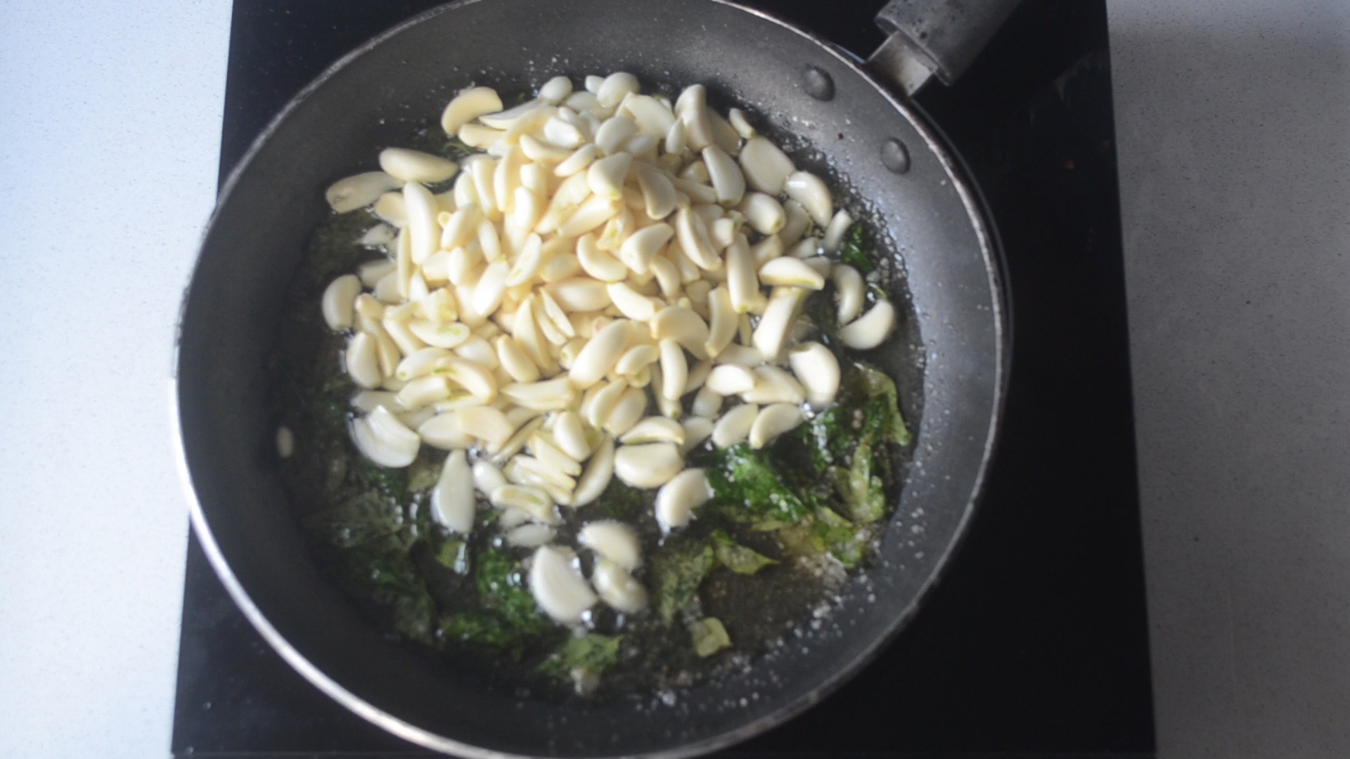 GARLIC PICKLE RECIPE | BELLULI UPPINAKAYI | LAHSUN KA ACHAR - Cook with ...