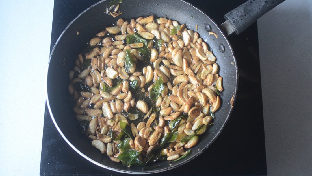 GARLIC PICKLE RECIPE | BELLULI UPPINAKAYI | LAHSUN KA ACHAR - Cook with ...