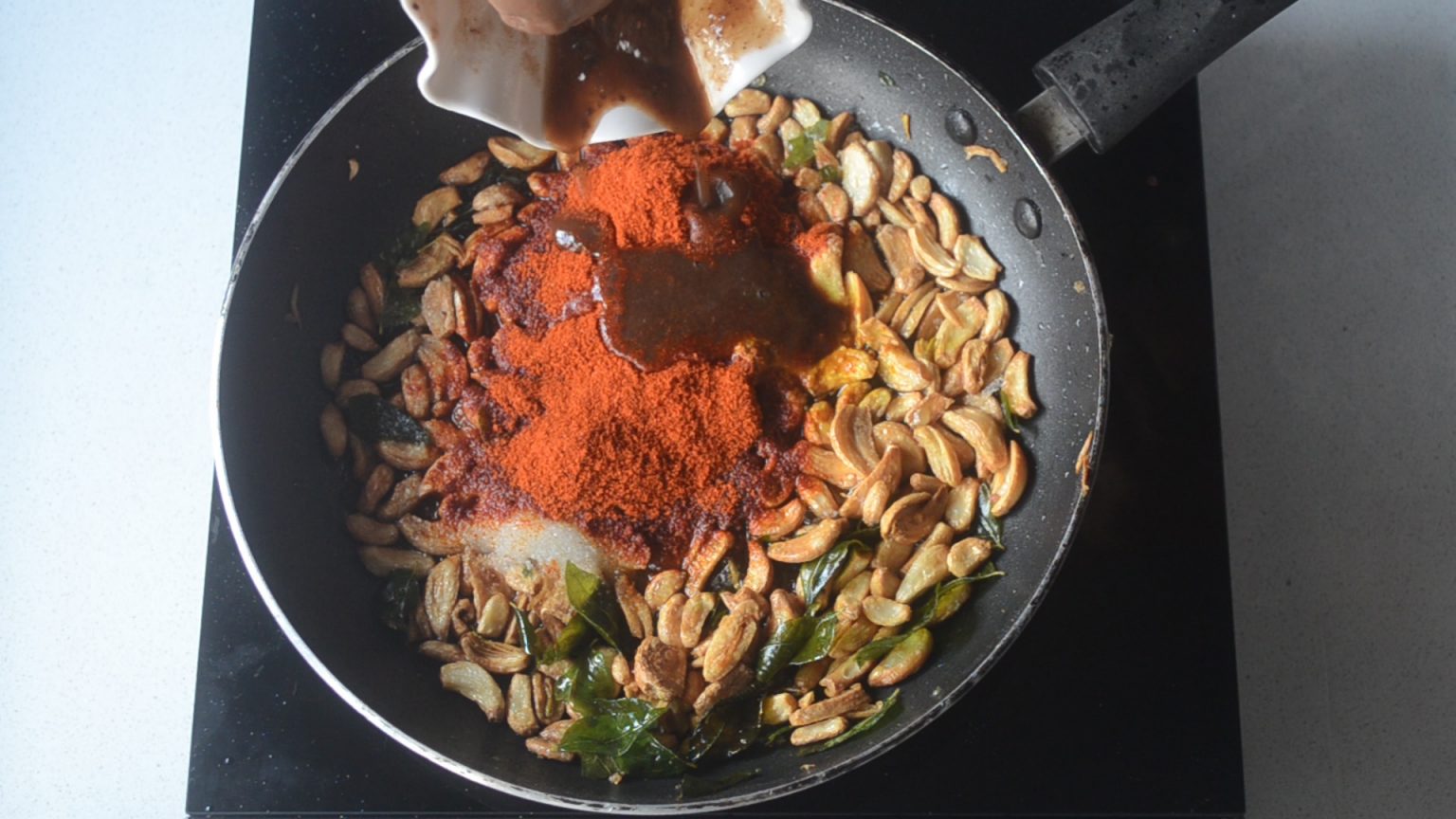 GARLIC PICKLE RECIPE | BELLULI UPPINAKAYI | LAHSUN KA ACHAR - Cook with ...