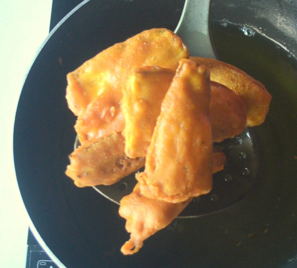 RAW BANANA BAJJI / BALEKAI BAJJI / VAZHAKKAI BAJJI / ARATIKAYA BAJJI ...