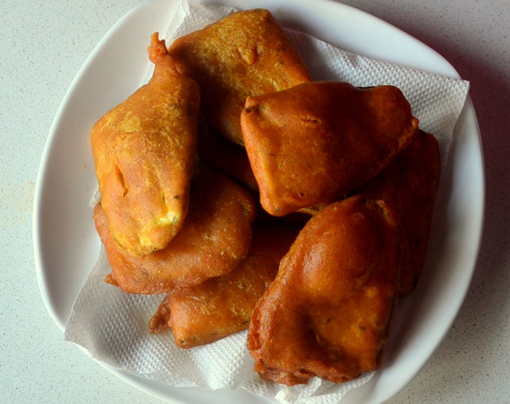 RAW BANANA BAJJI / BALEKAI BAJJI / VAZHAKKAI BAJJI / ARATIKAYA BAJJI ...