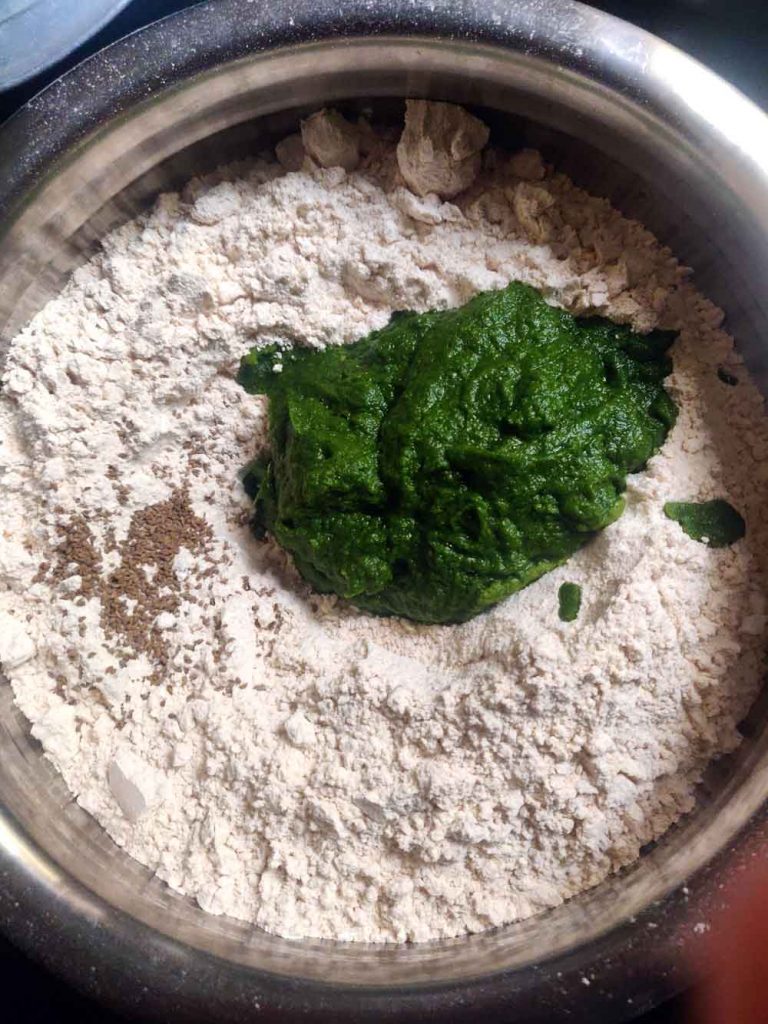 PALAK PARATHA RECIPE / PALAK ROTI / SPINACH PARATHA - Cook with Smile