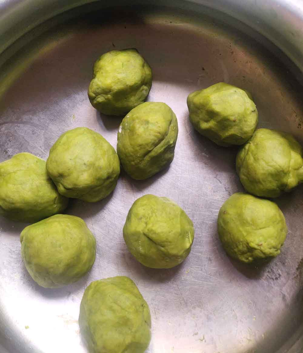 PALAK PARATHA RECIPE / PALAK ROTI / SPINACH PARATHA - Cook with Smile