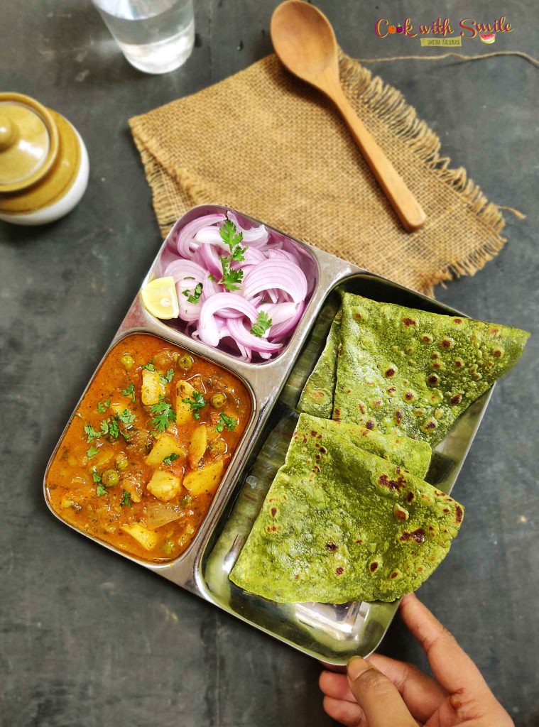 PALAK PARATHA RECIPE / PALAK ROTI / SPINACH PARATHA - Cook with Smile